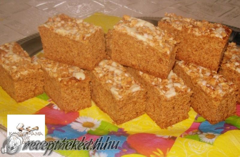 Mézes-mogyorós szelet recept Vass Laszlone konyhájából - Receptneked.hu