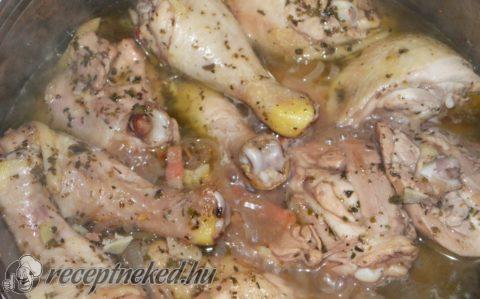 Fokhagymás párolt csirkecomb zöldfűszerekkel recept LigetiK konyhájából ...