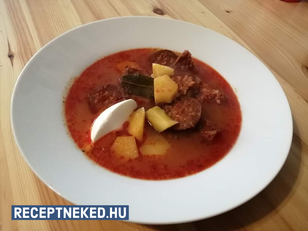 Kolbászos-tejfölös krumplileves tojással recept KGizi konyhájából ...